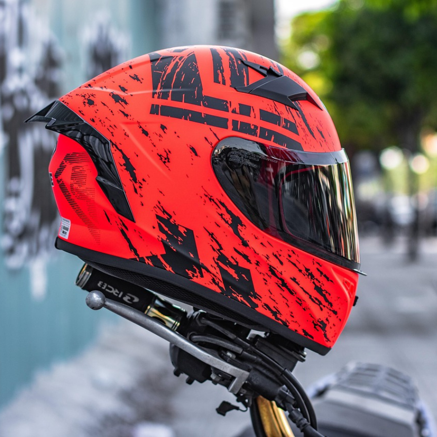 Customiser un casque moto en 2025 : Guide complet et tendances